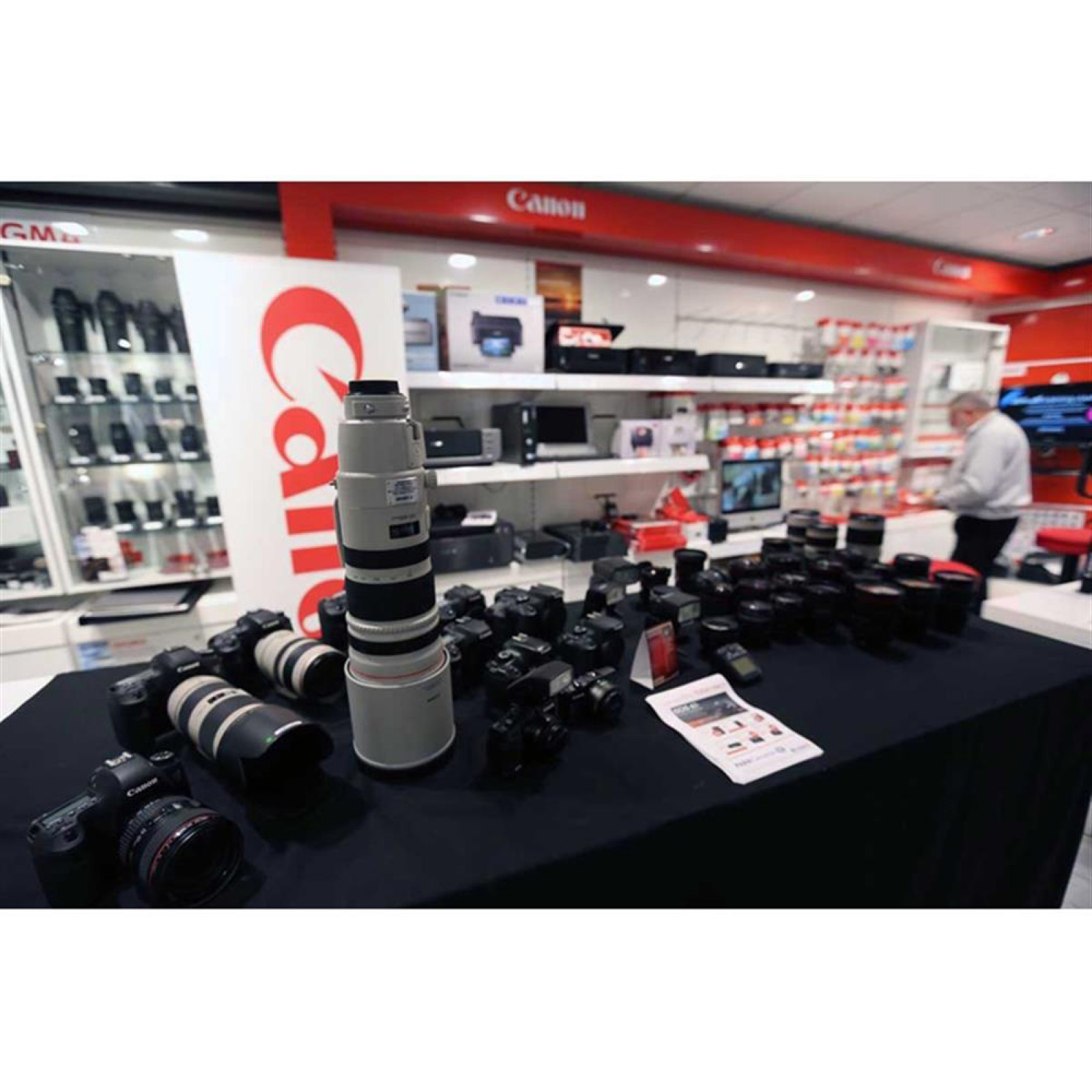 Ourfriday | Canon EF 200-400mm f/4L IS USM Lens With Built in 1.4x Extender